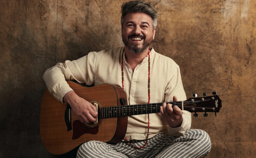 Santi Lobo e seu disco cheio de axé