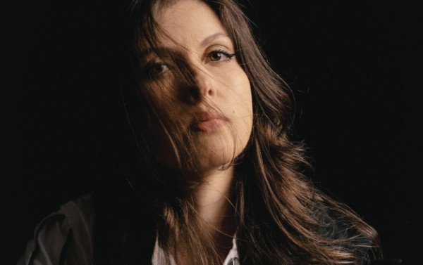 Sarah Abdala expõe afetos com visceralidade